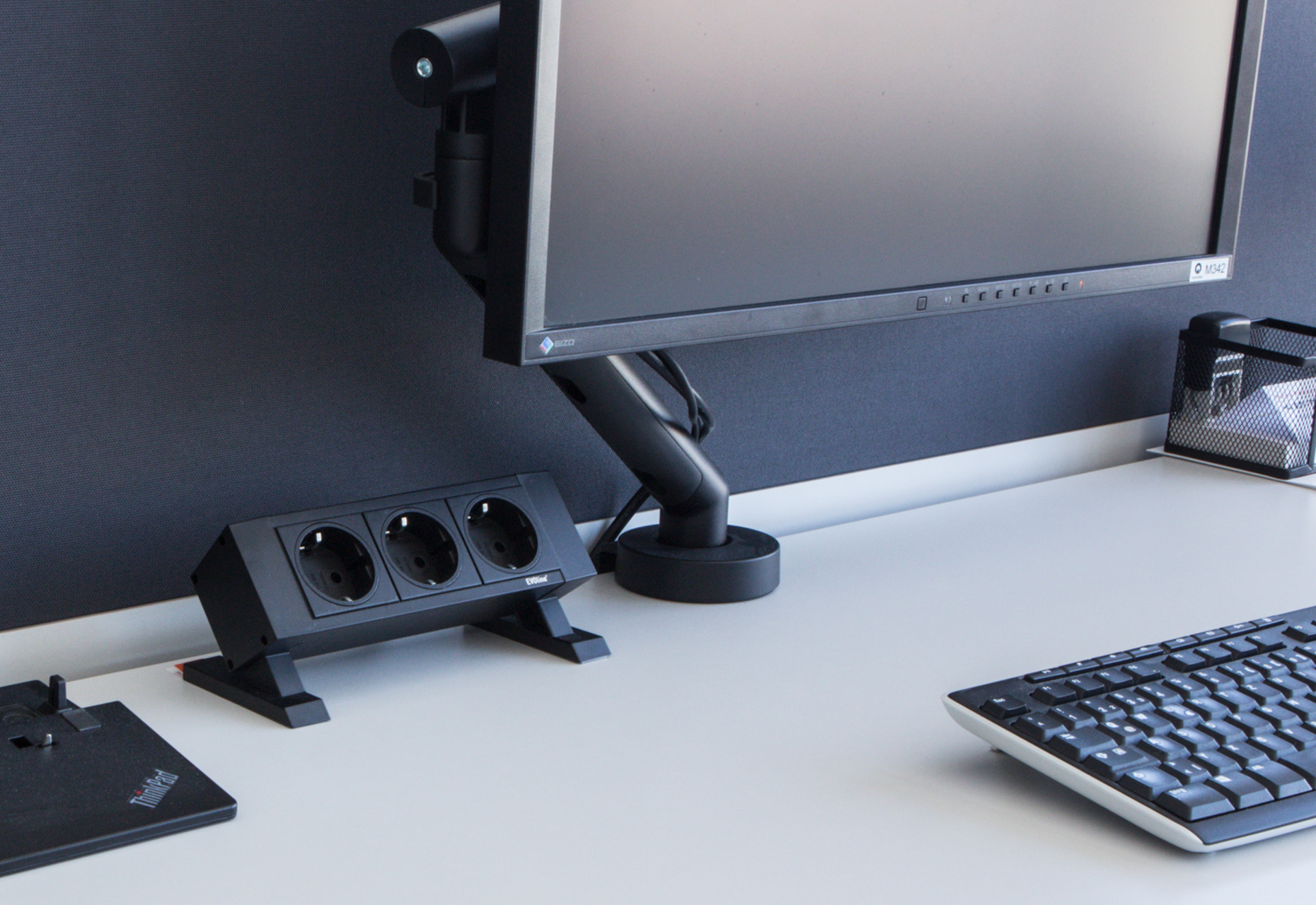 EVOline® Dock Square - power and data connections at the workplace