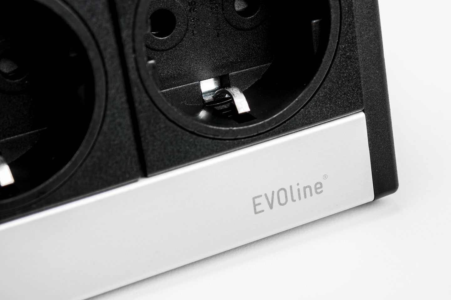 EVOline® R-Dock - power strip with angled front – EVOline®