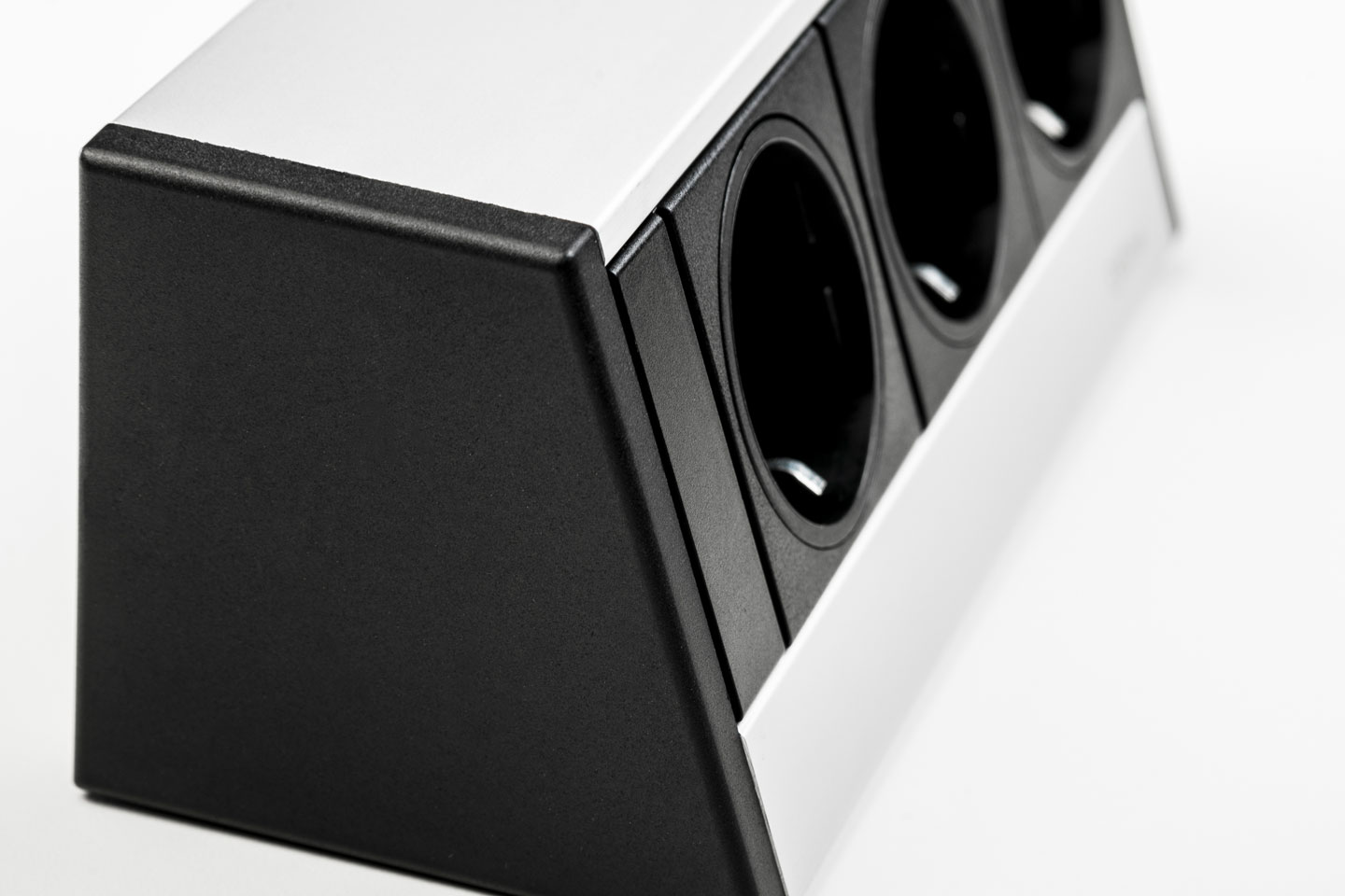 EVOline® R-Dock - Steckdosenleiste mit angeschrägter Front – EVOline®