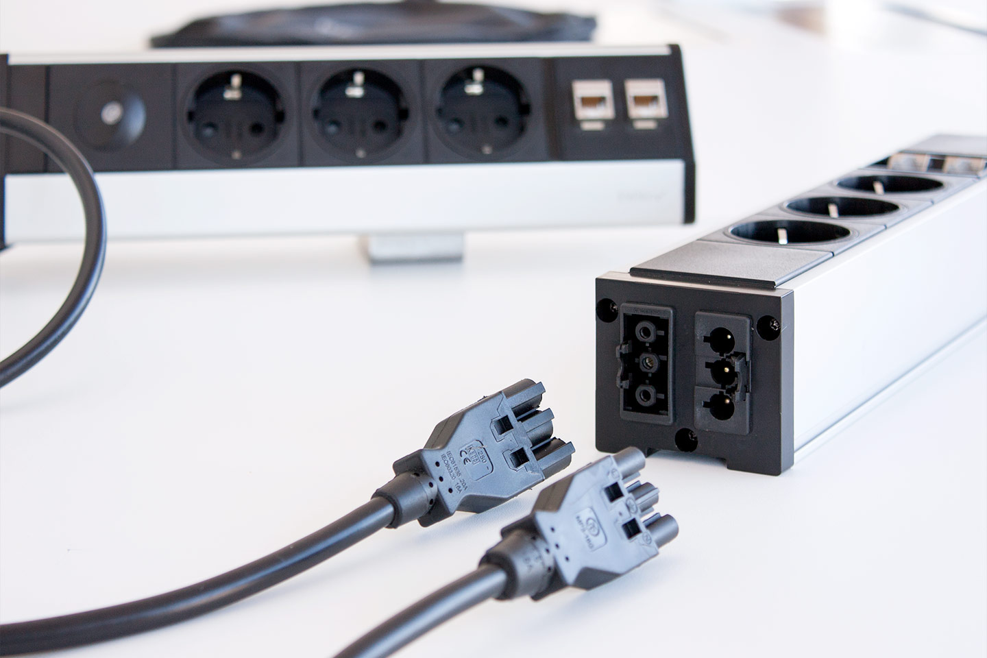 EVOline® U-Dock - The robust, secure power strip. – EVOline®