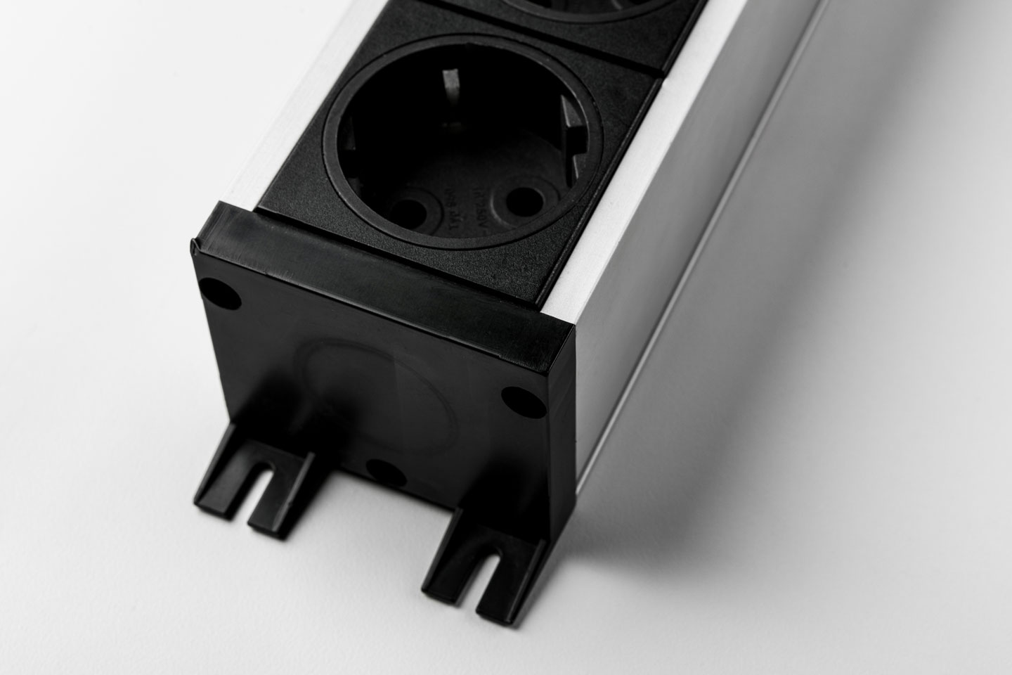 EVOline® U-Dock - The robust, secure power strip. – EVOline®