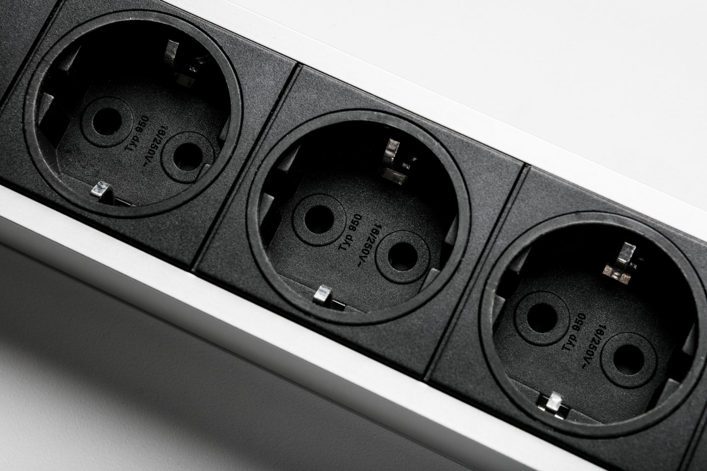 EVOline® U-Dock - The robust, secure power strip. – EVOline®