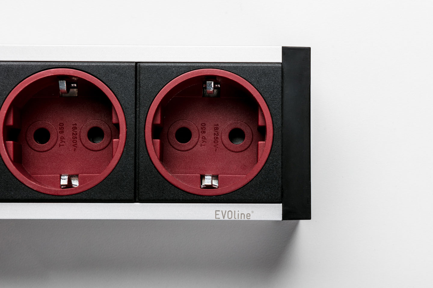 EVOline® U-Dock - Die robuste, sichere Steckdosenleiste. – EVOline®